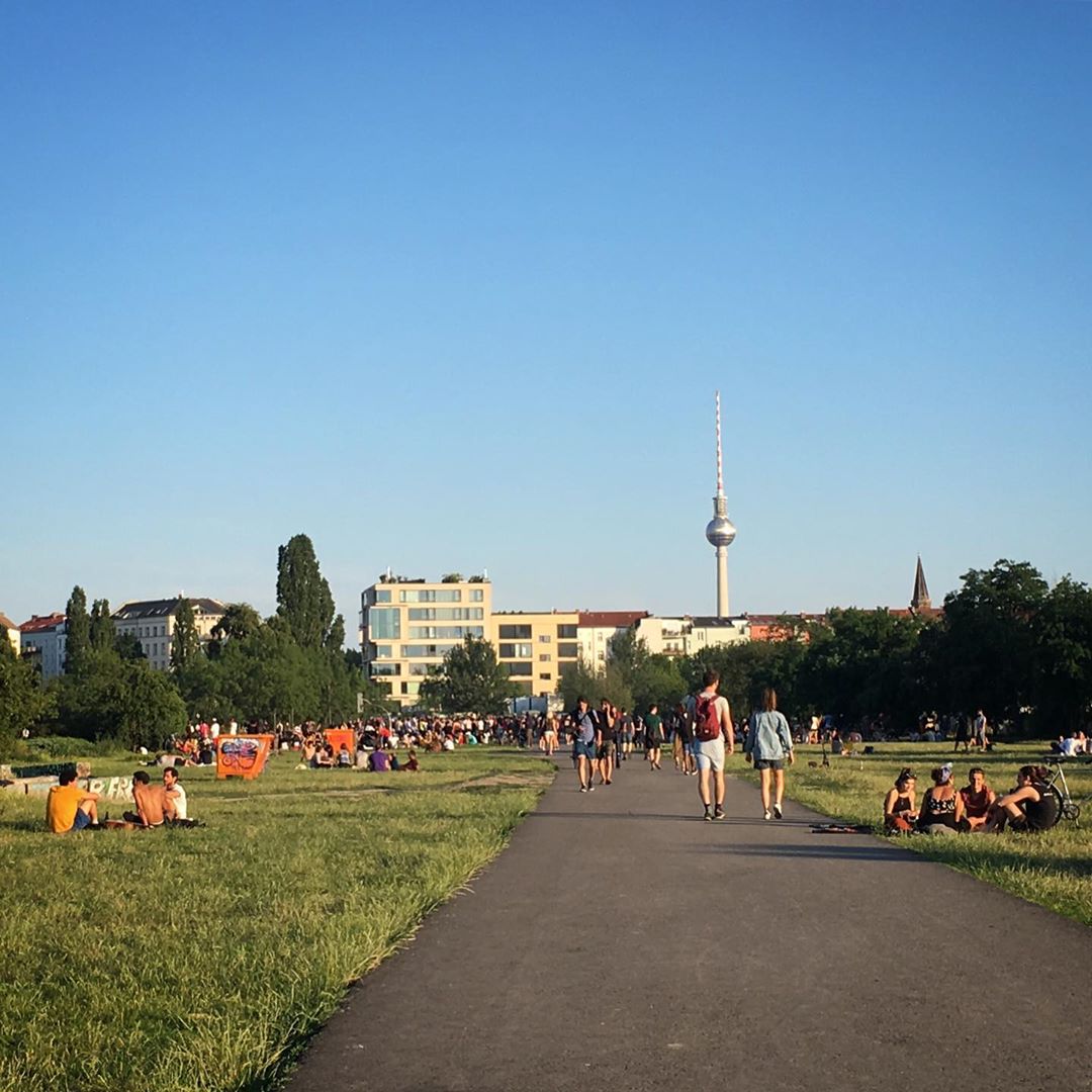 Mauerpark on a sunny Sunday Afternoon - nuBerlin